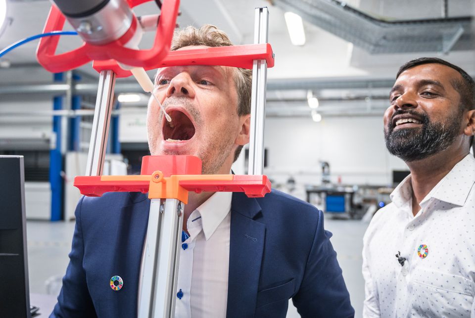 Verdens første automatiske swab-robot – SIGNAL.DK